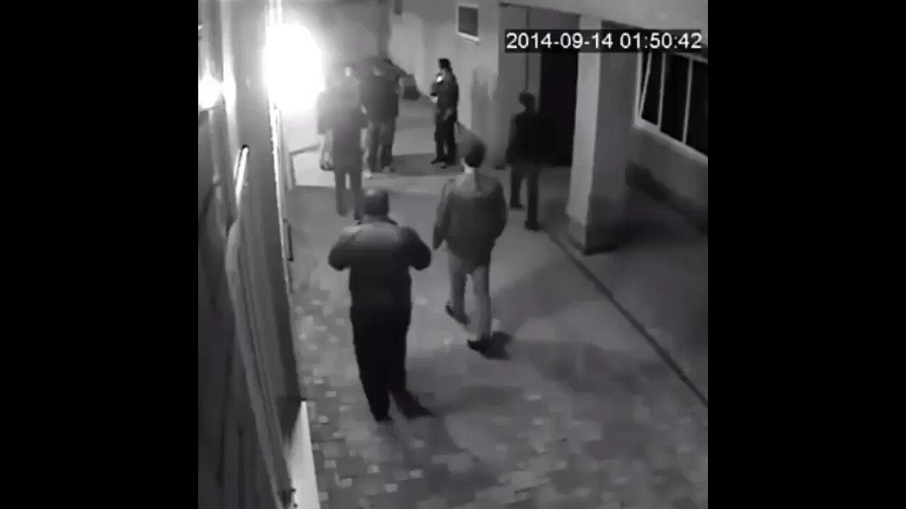 😱man knocked out 2 guys in 1 v 2 😱🥊