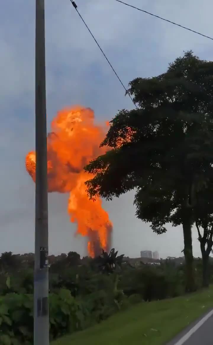 Massive gas pipeline fire in Putra Heights, Malaysia triggers a ...