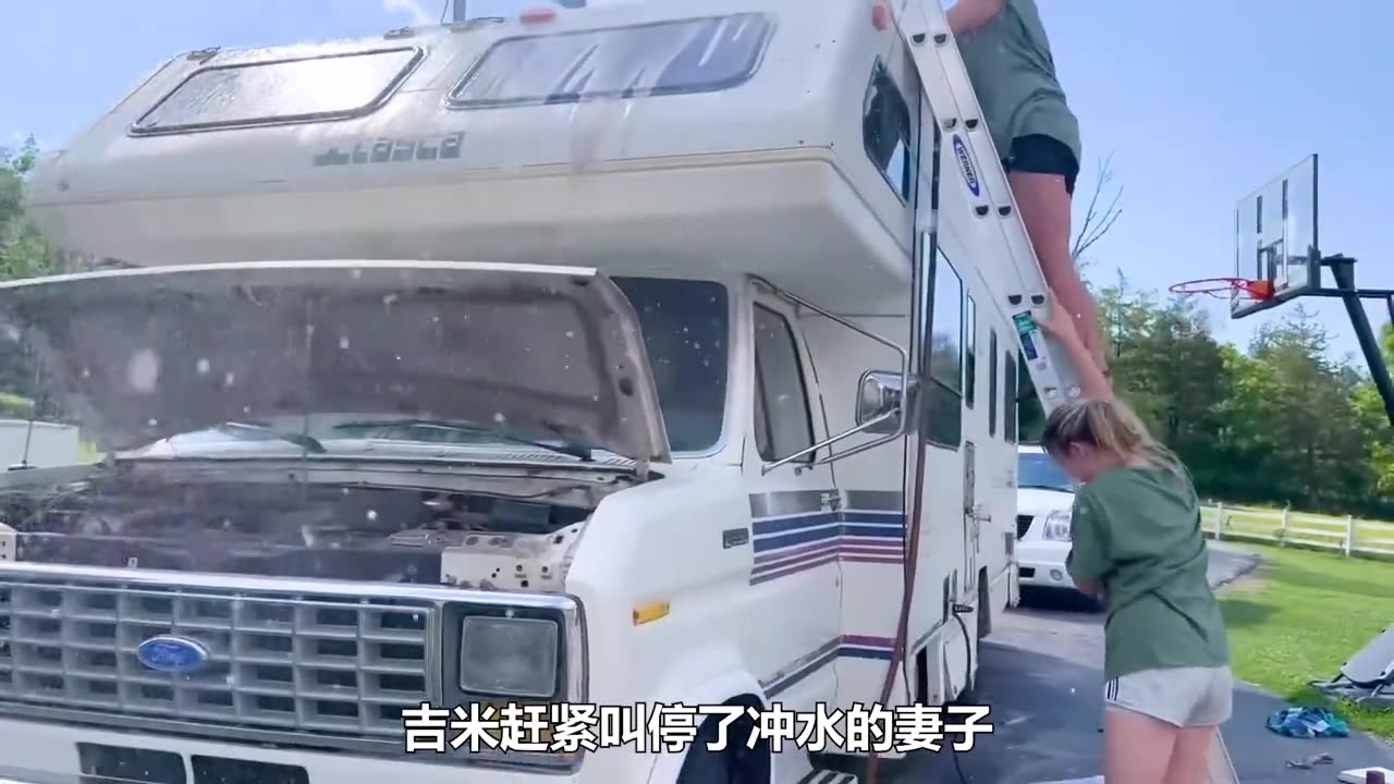 A man renovated an abandoned camper van 30 years ago into a comfortable ...