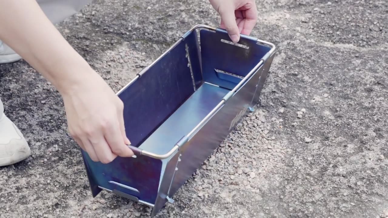 TiGo: Portable Titanium Grill That Folds Flat to Just 1cm