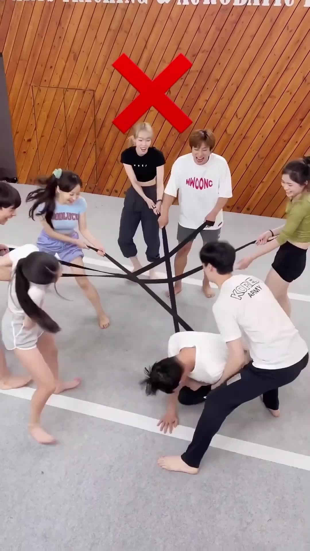 Acrobat Teens High-difficulty coordination challenge On Rope