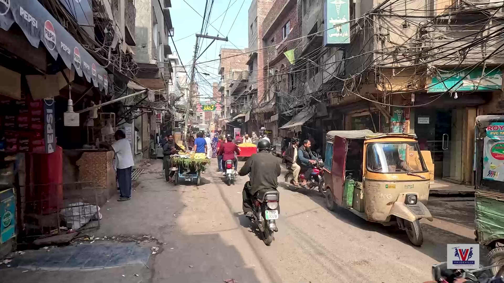 Finding A Muhammad Rafi Lover At Bhatti Gate Lahore | Rai Mela Ram ...