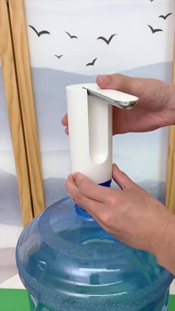 "Smart & Compact Water Dispenser – Easy Gallon Loading!"