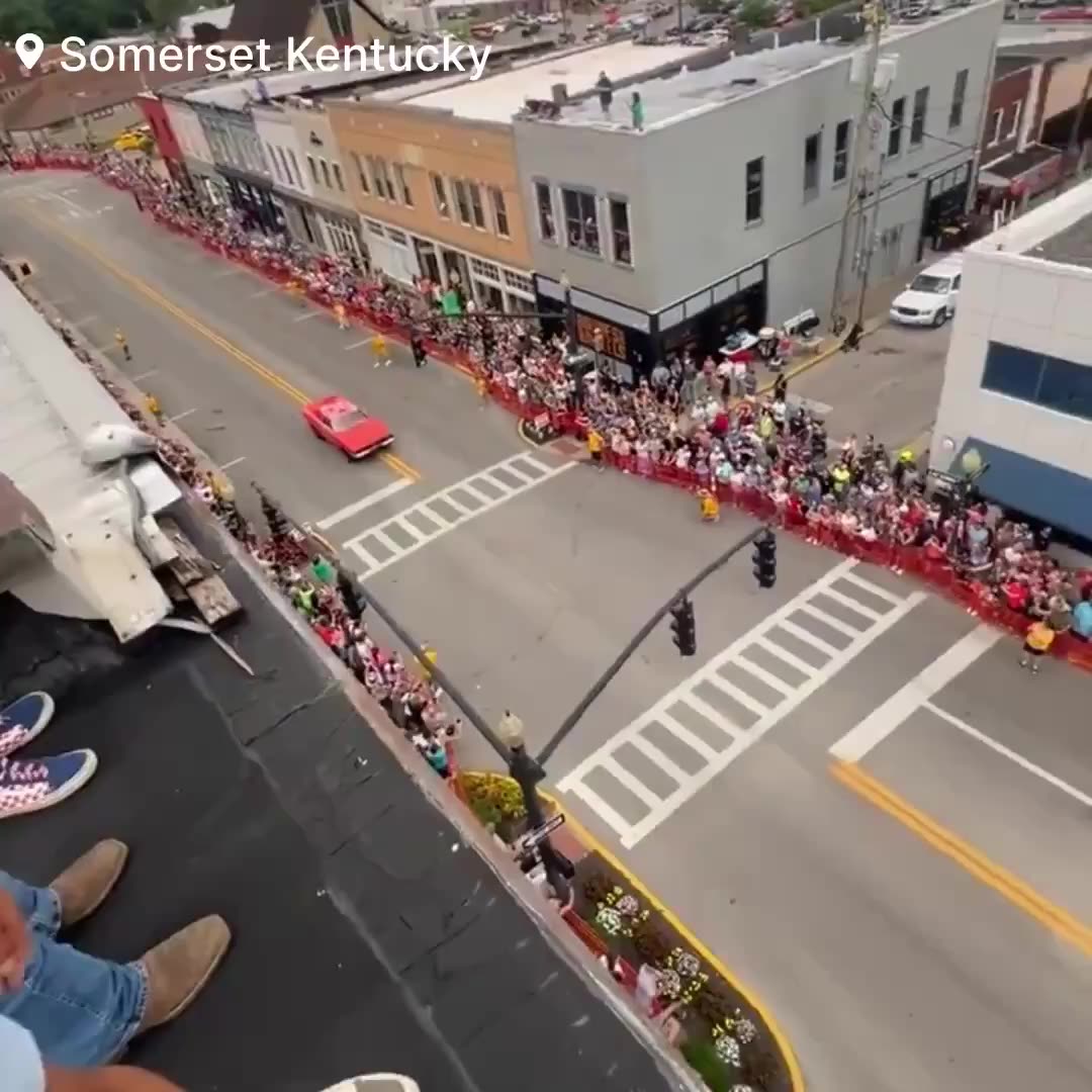 🚨Watch thousands of people gather around as A replica of the General ...