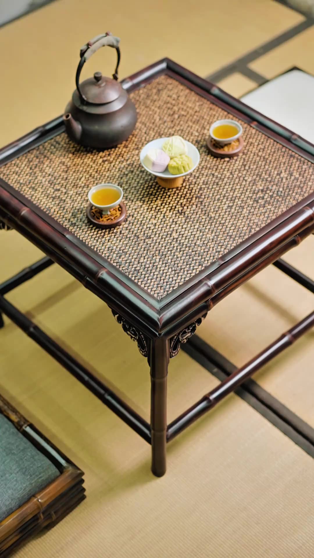 The traditional bamboo table and chair set of the Chinese people