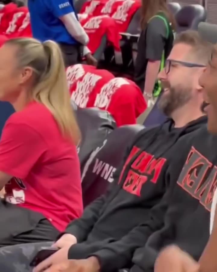 Caitlin Clark walks onto the court in fully black matte Air Forces and ...