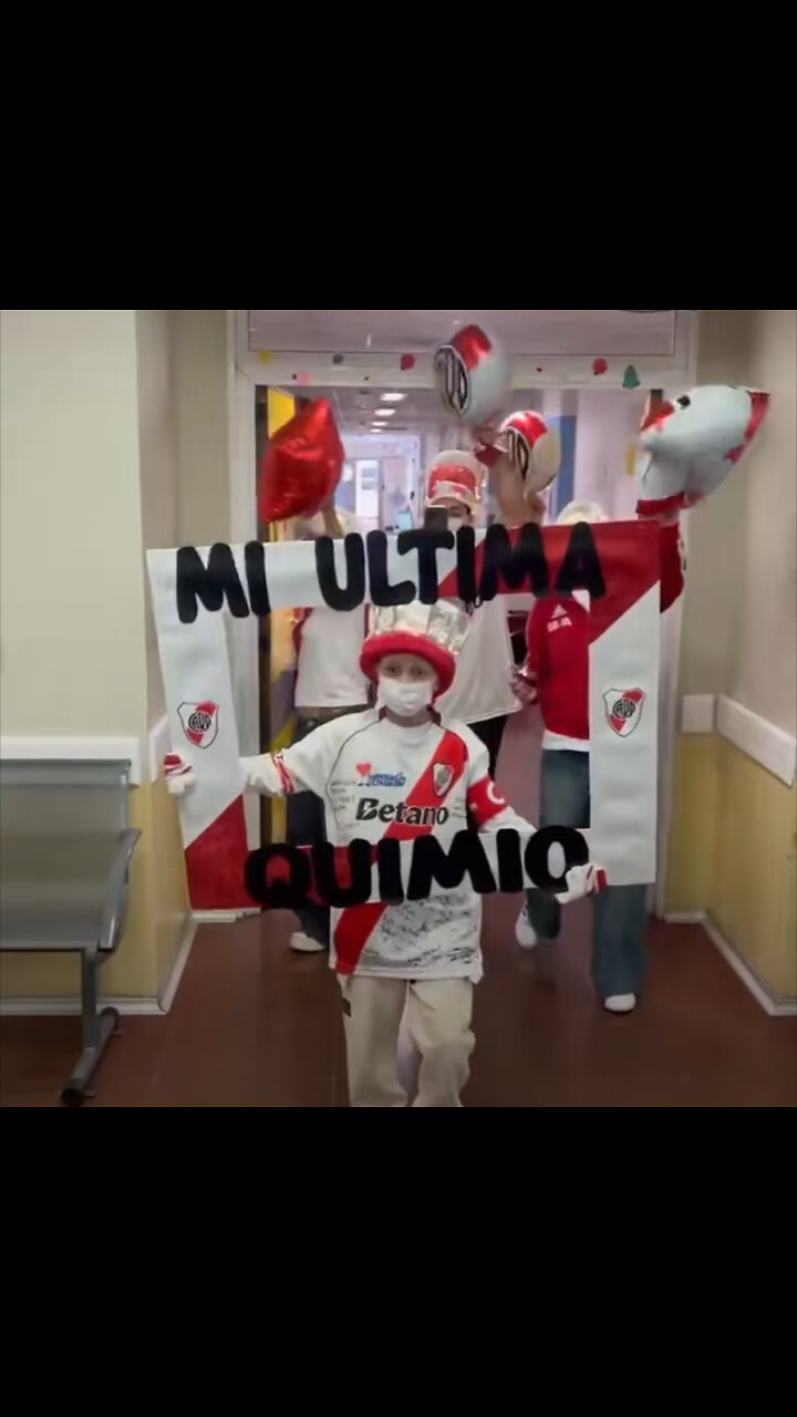 Así fue la celebración de una familia por la última quimio de su hijo