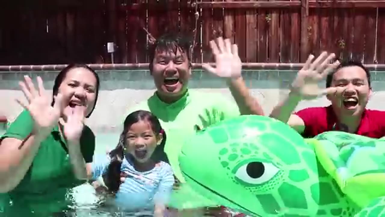Jannie Teaching Ellie How to Swim in the Pool | Kids Pretend Play ...