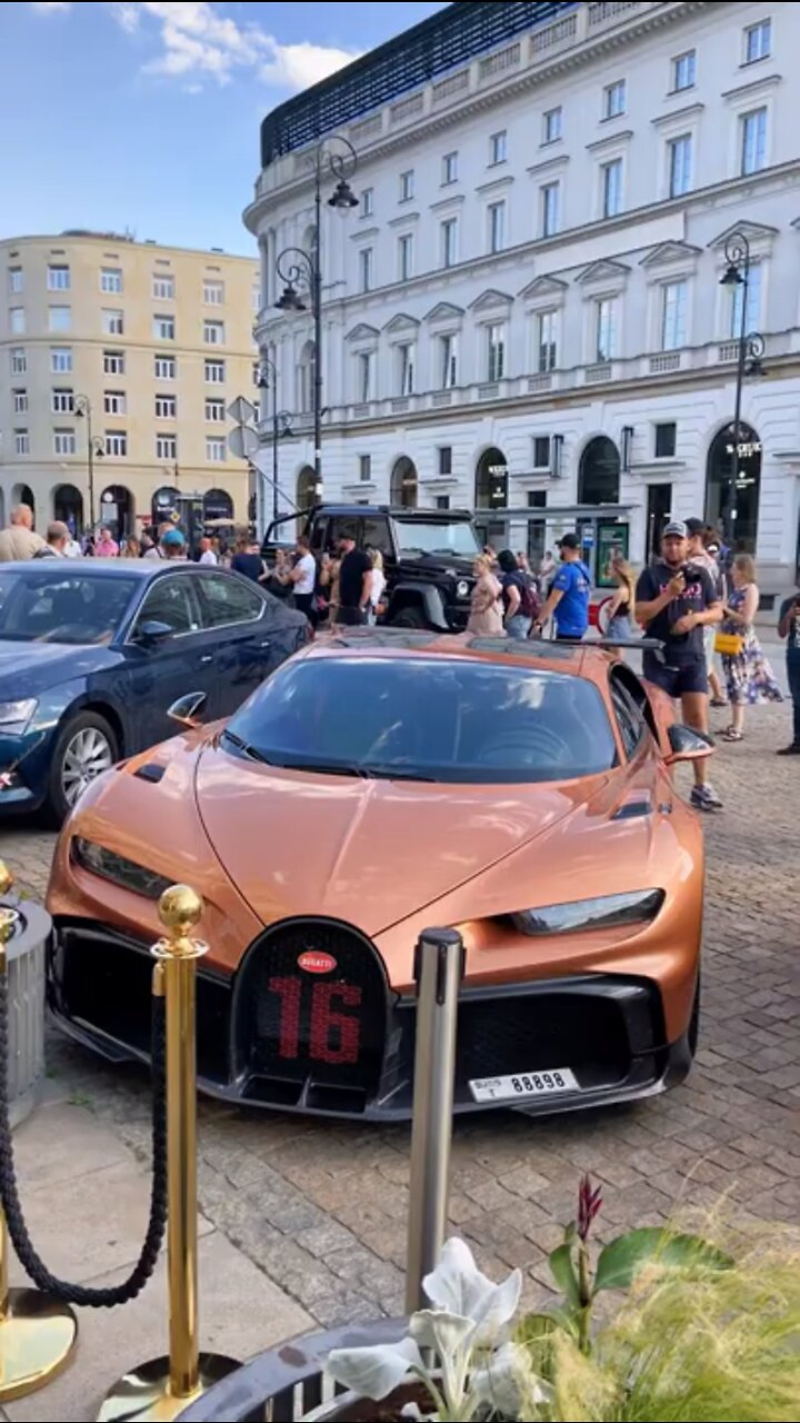 ANDREW TATE BUGATTI SHOWCASE