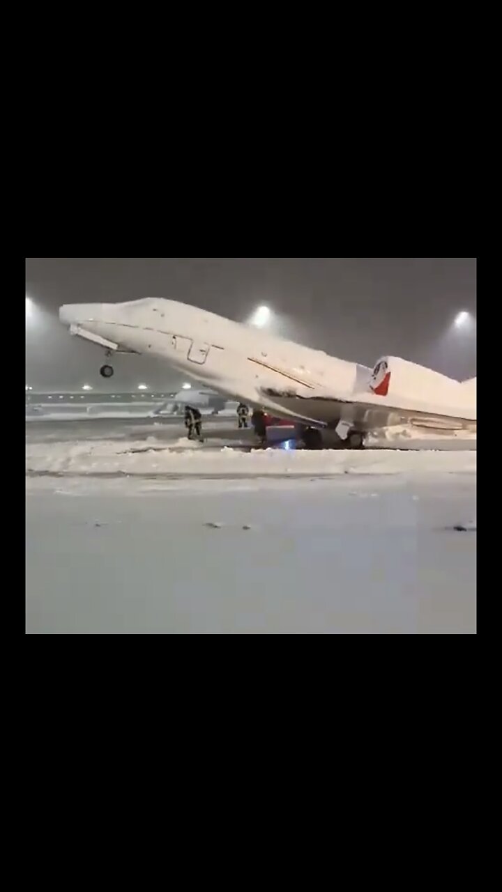 AIRPLANE FROZEN ON RUNWAY🌨️🛩️ ️🚦DURING WINTER STORM AT MUNICH AIRPORT🌨️ ...