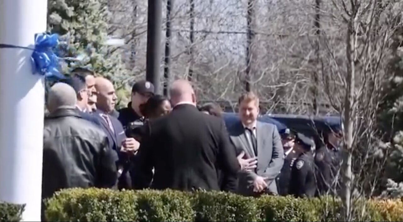 Watch Dem Ny Gov Hochul Turned Away At Wake For Slain Nypd Officer