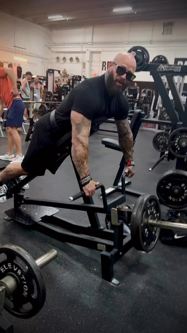 Wes Watson gets put into his place at the gym! 🤛🏻🤛🏻🤛🏻