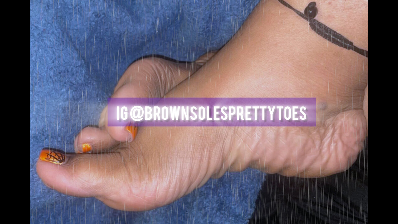 Women Barefoot Showing Off Her Gorgeous Toes 👣