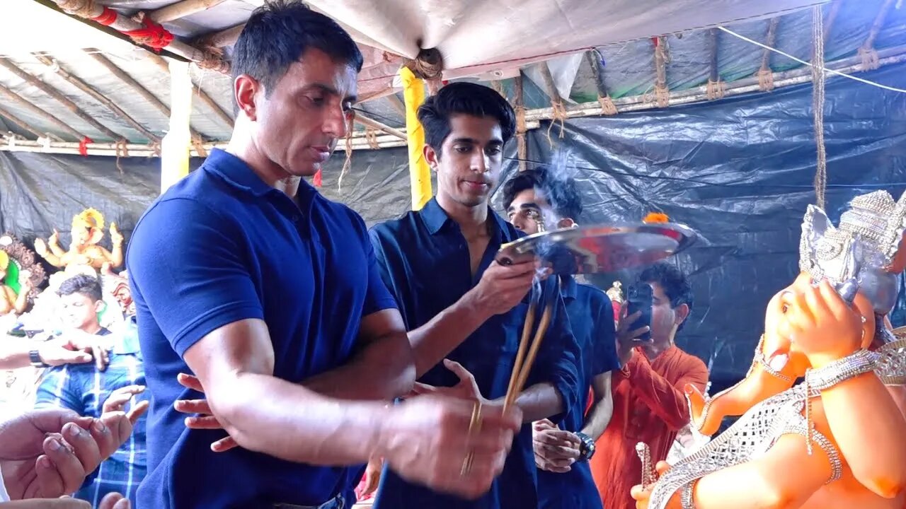 Sonu Sood Welcomes Ganpati Bappa Home, Does Aarti | Ganesh Chaturthi ...