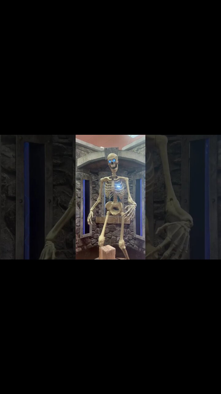Huge Talking Skeleton Spooky!!!
