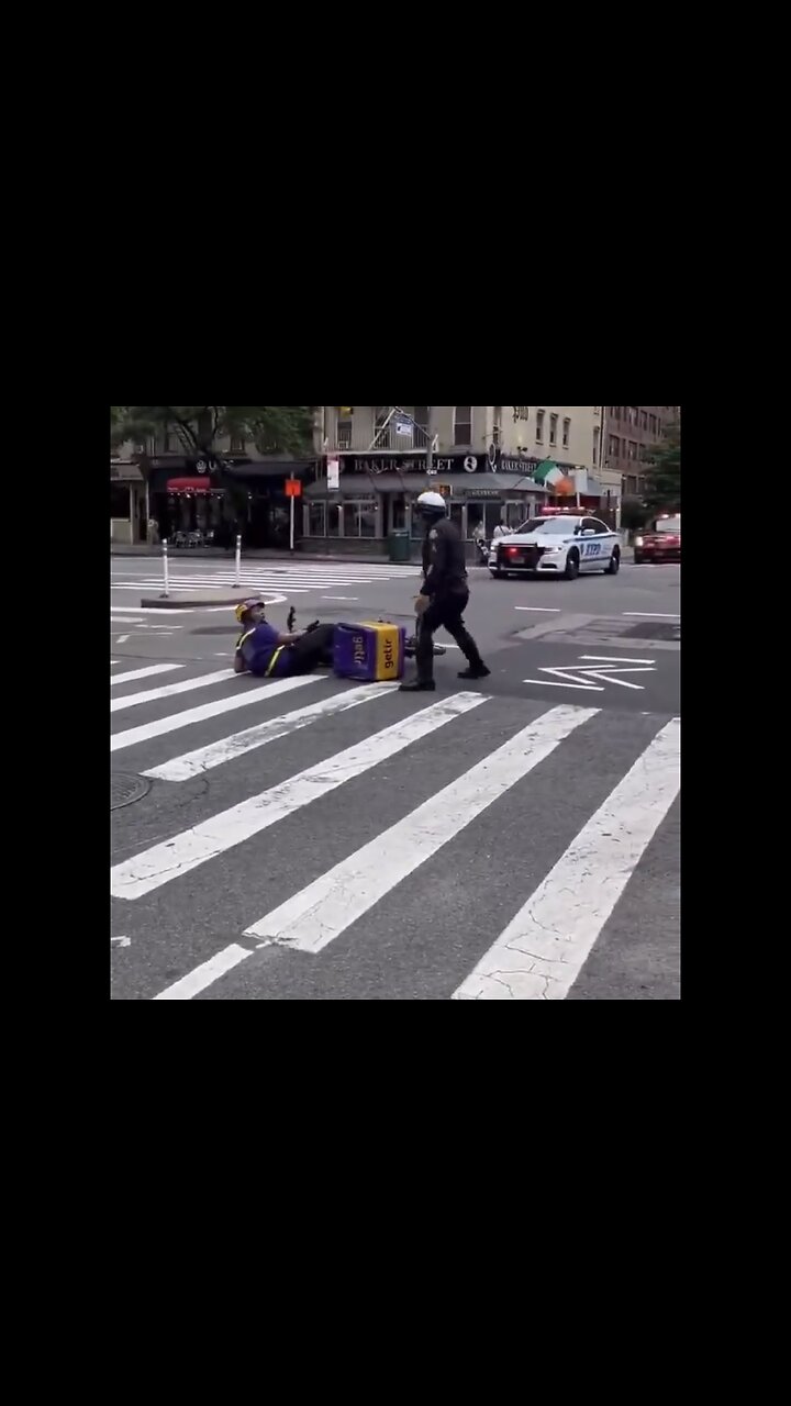 DELIVERY BICYCLIST KNOCKED OFF BIKE🚦🚴‍♂️👮‍♂️CROSSING BIDEN FAKE ...