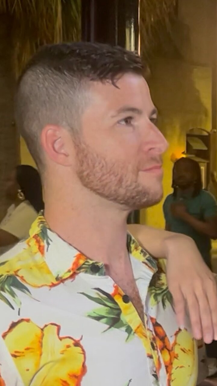 A undercover Bumble couple 😂