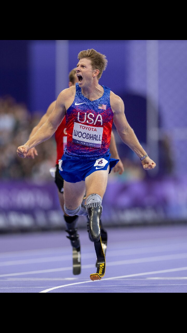Hunter Woodhall wins Paralympic gold, celebrates with Olympic gold ...