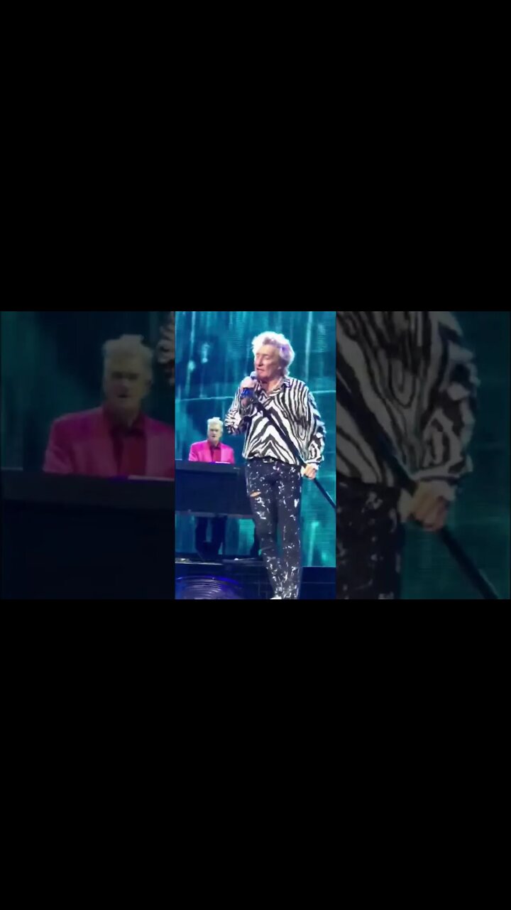 ROD STEWART throws his hat to lucky fan Atlanta 8-30-22 during Have you ...