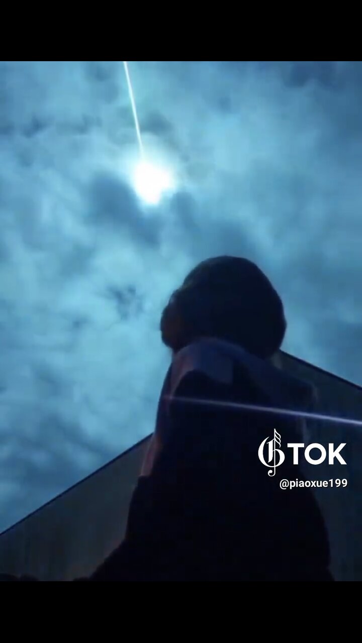 VIDEO SHOWS METEOR FLYING🌏🌠🛸🌌📸ACROSS THE SKY IN PORTUGAL🎑🛸🌌💫