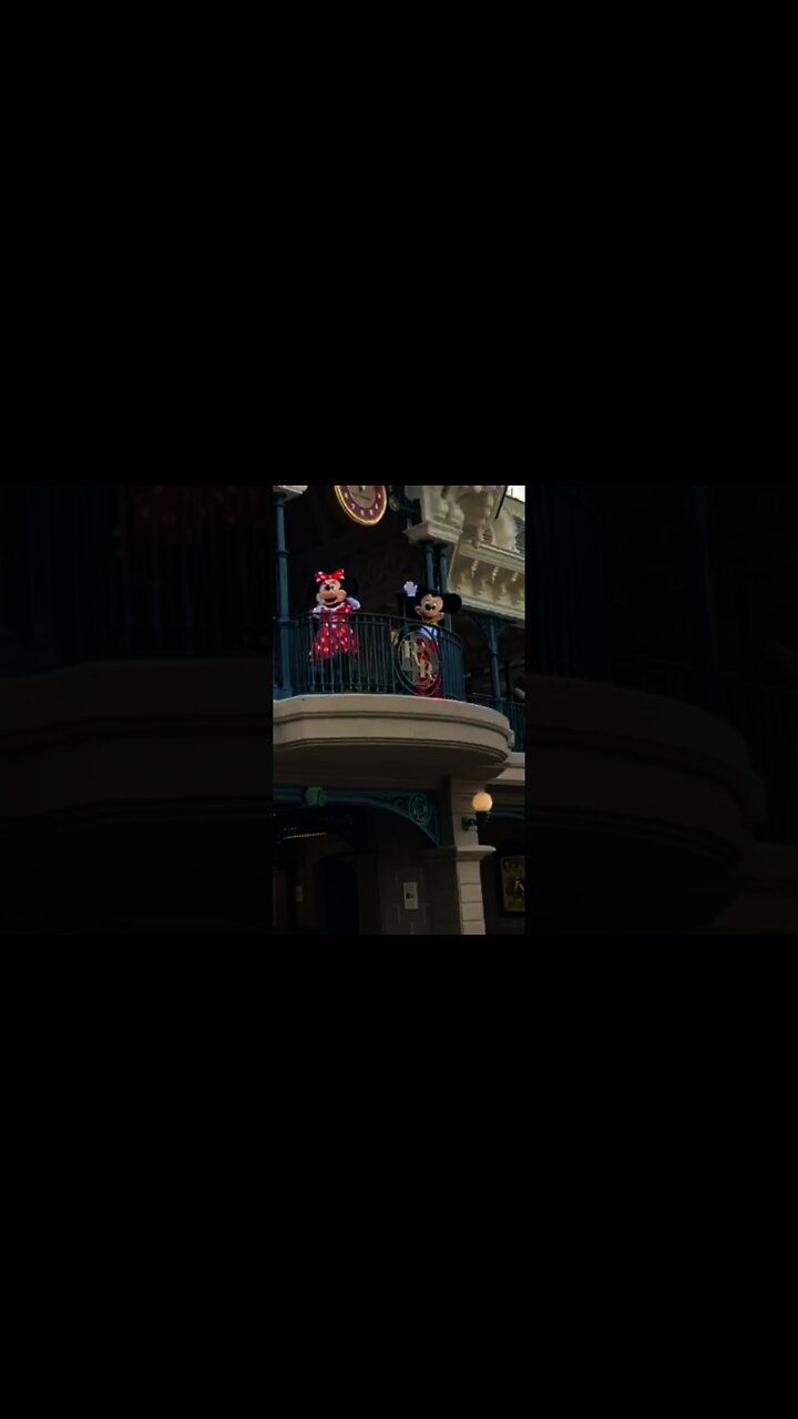 Mickey & Minnie Mouse, Goofy, Pluto and the Chipmunks welcomes visitors ...