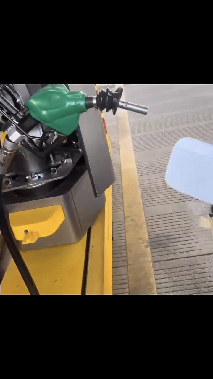 ROBOT FUELS CAR🏪🤖⛽️🚘 WITH GAS AT GAS STATION🏪🚖🦾🤖⛽️💫