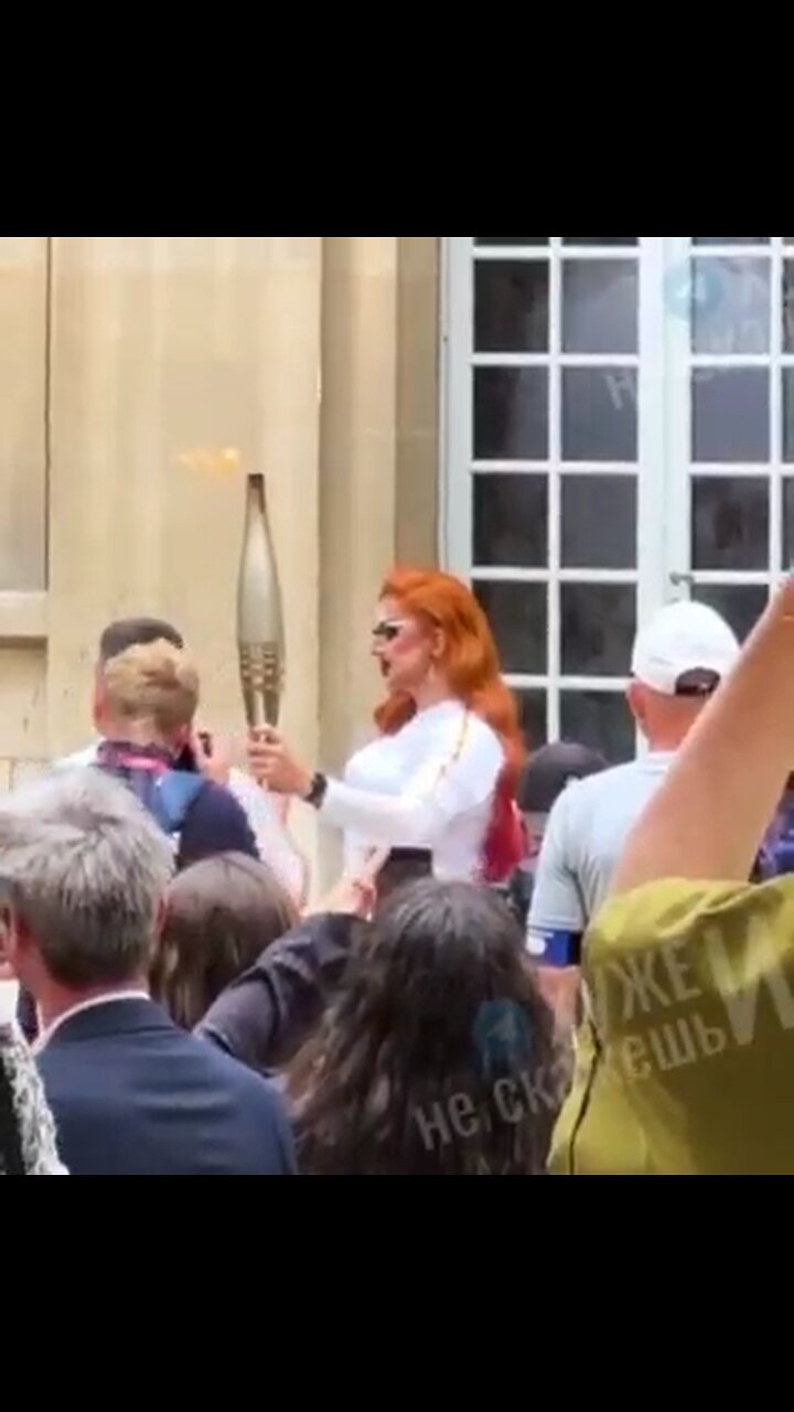 A drag queen accepted the Olympic flame in Paris