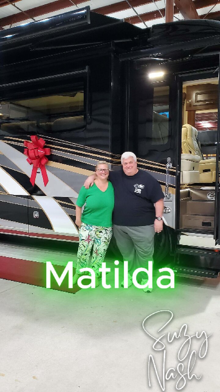 A tour of country singer Suzy Nash's tour bus "Matilda"!