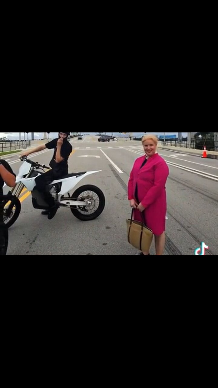Florida Lady Seems Like She May Have Some Issues