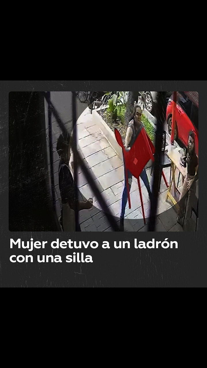Mujer frustra de un sillazo un robo callejero