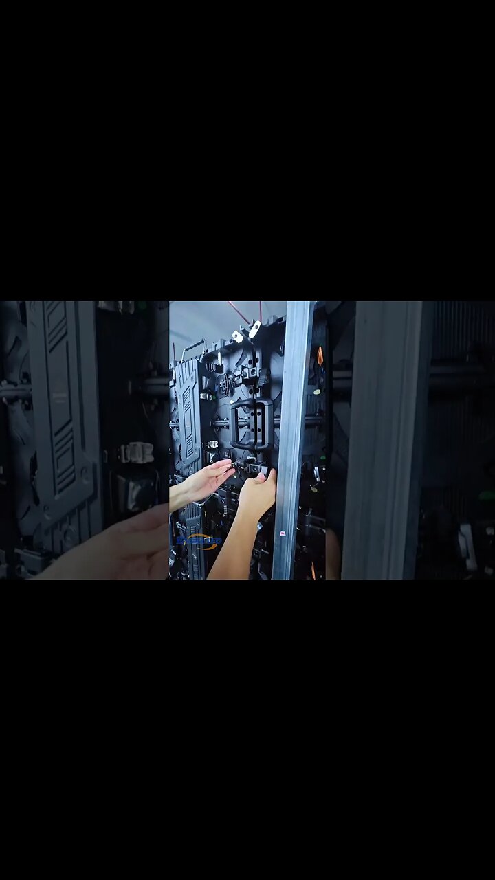 Technicians are installing the EA500C3 LED screen cabinet.#eagerled #leddisplay #ledvideowall