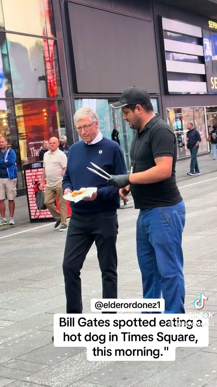 Bill Gates Caught Eating a Hot Dog & Posing Like an Average Guy in ...
