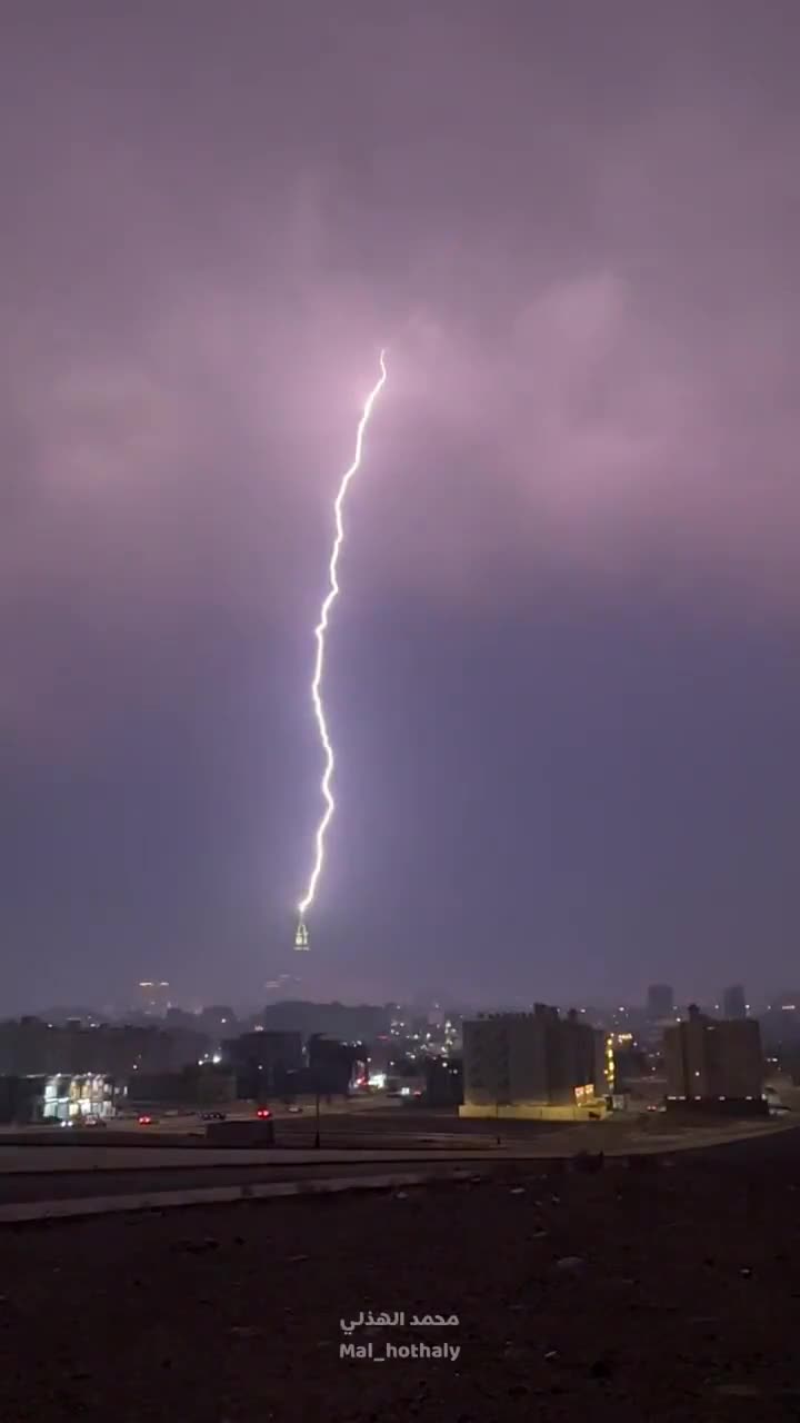 Incredible scenes of lightning hitting the clock tower in Mecca, Saudi ...