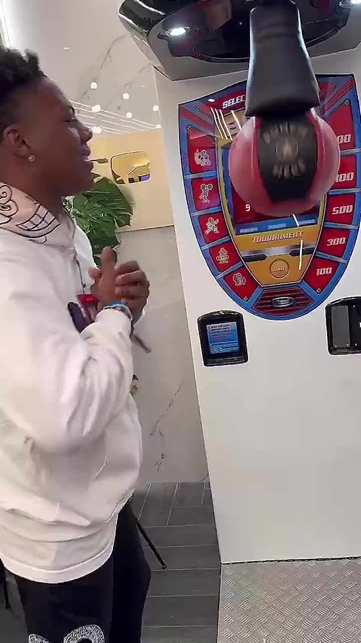 iShowSpeed Breaks Boxing Machine Record 😲