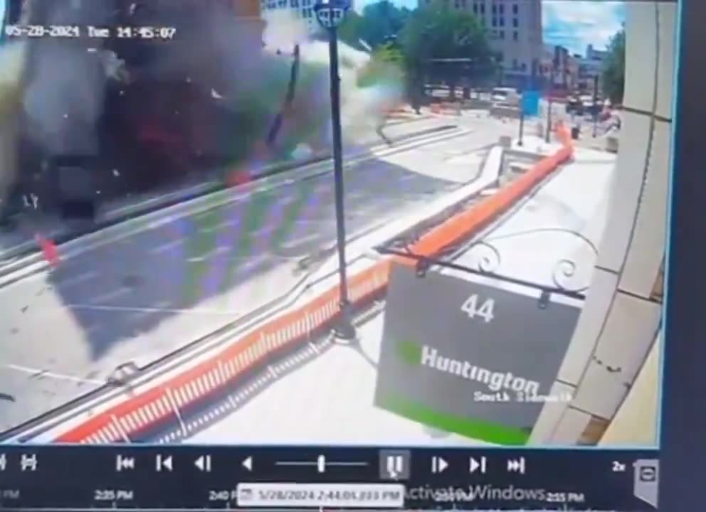 Chase Bank building explodes in downtown Youngstown, Ohio