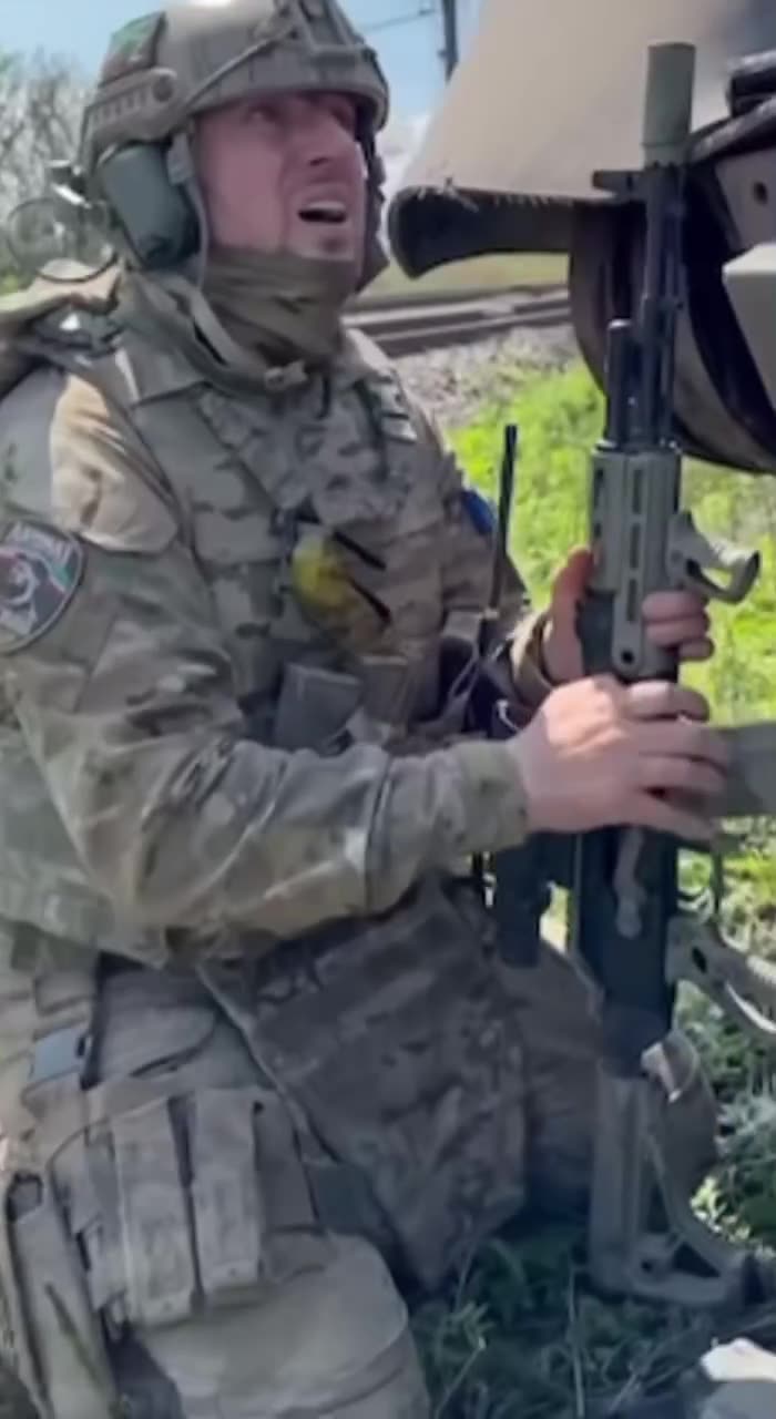 Artillery Shells Landing Around Russian Soldiers Pinned Down Behind Tank