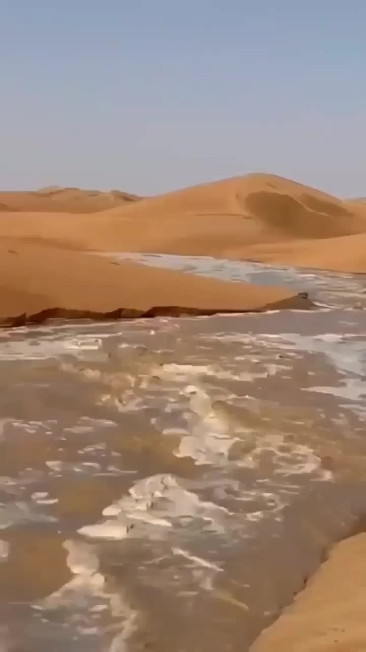 Strange phenomenon in Saudi Arabia - Water gushes out in the middle of ...