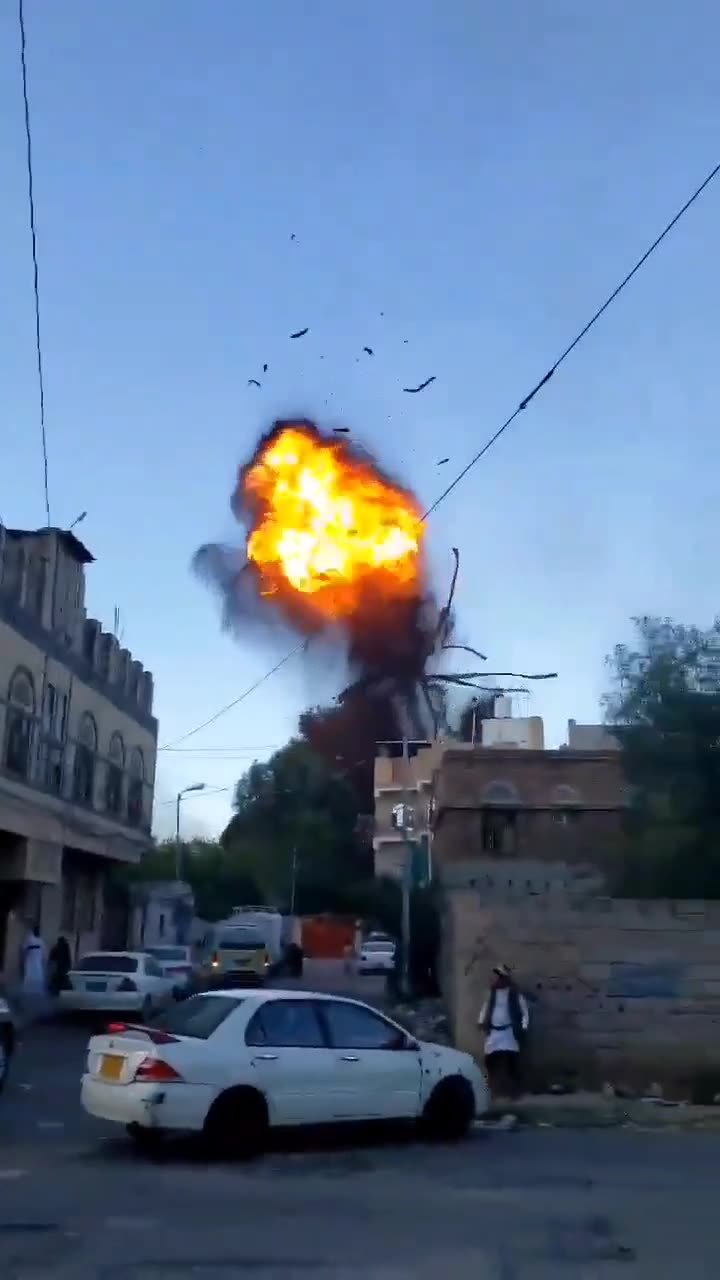 🇺🇸🇾🇪 The moment a Tomahawk cruise missile hit its target