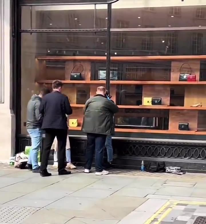 Undercover Police in central London stopping Romanian pickpocket gang with
