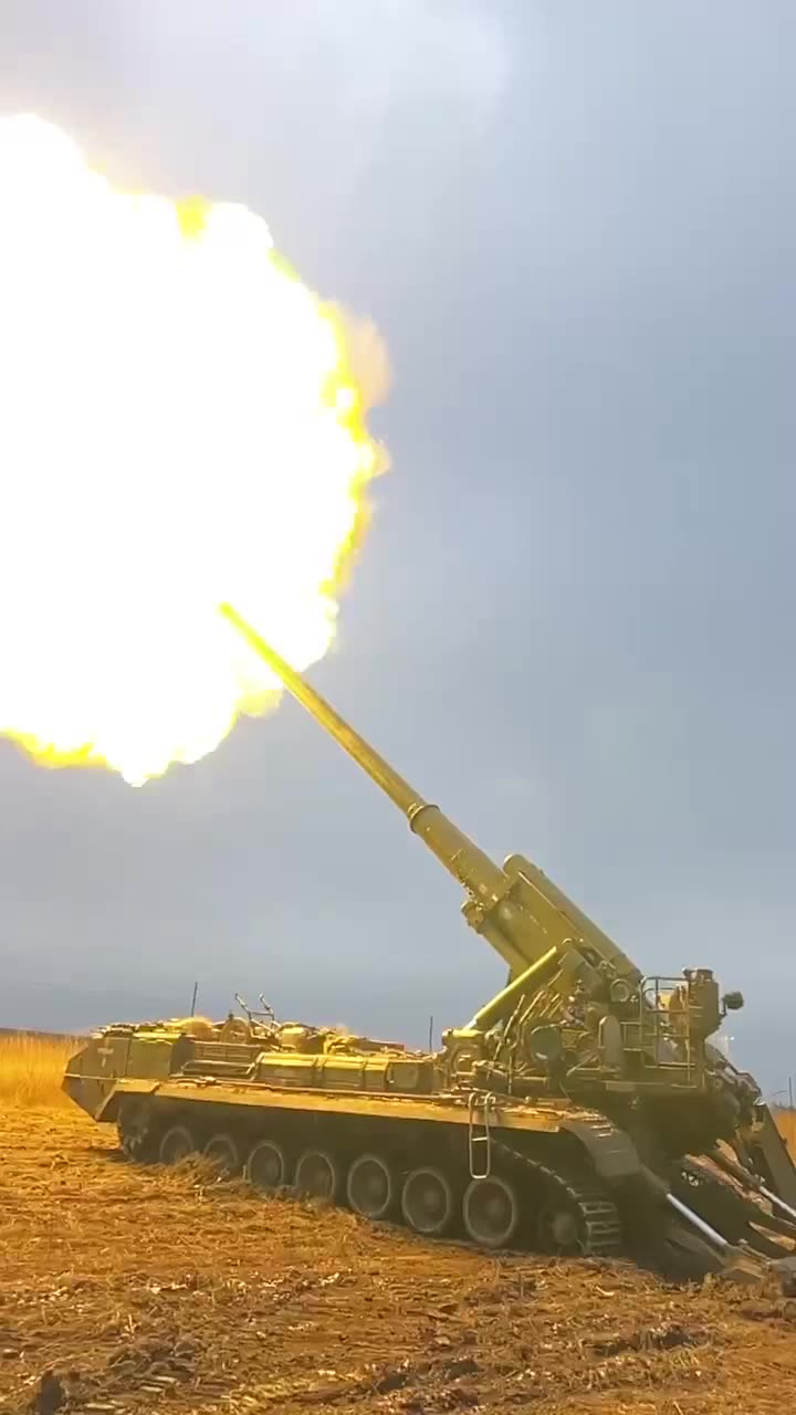 Ukrainians Firing a Giant Soviet-Era Heavy Artillery Piece
