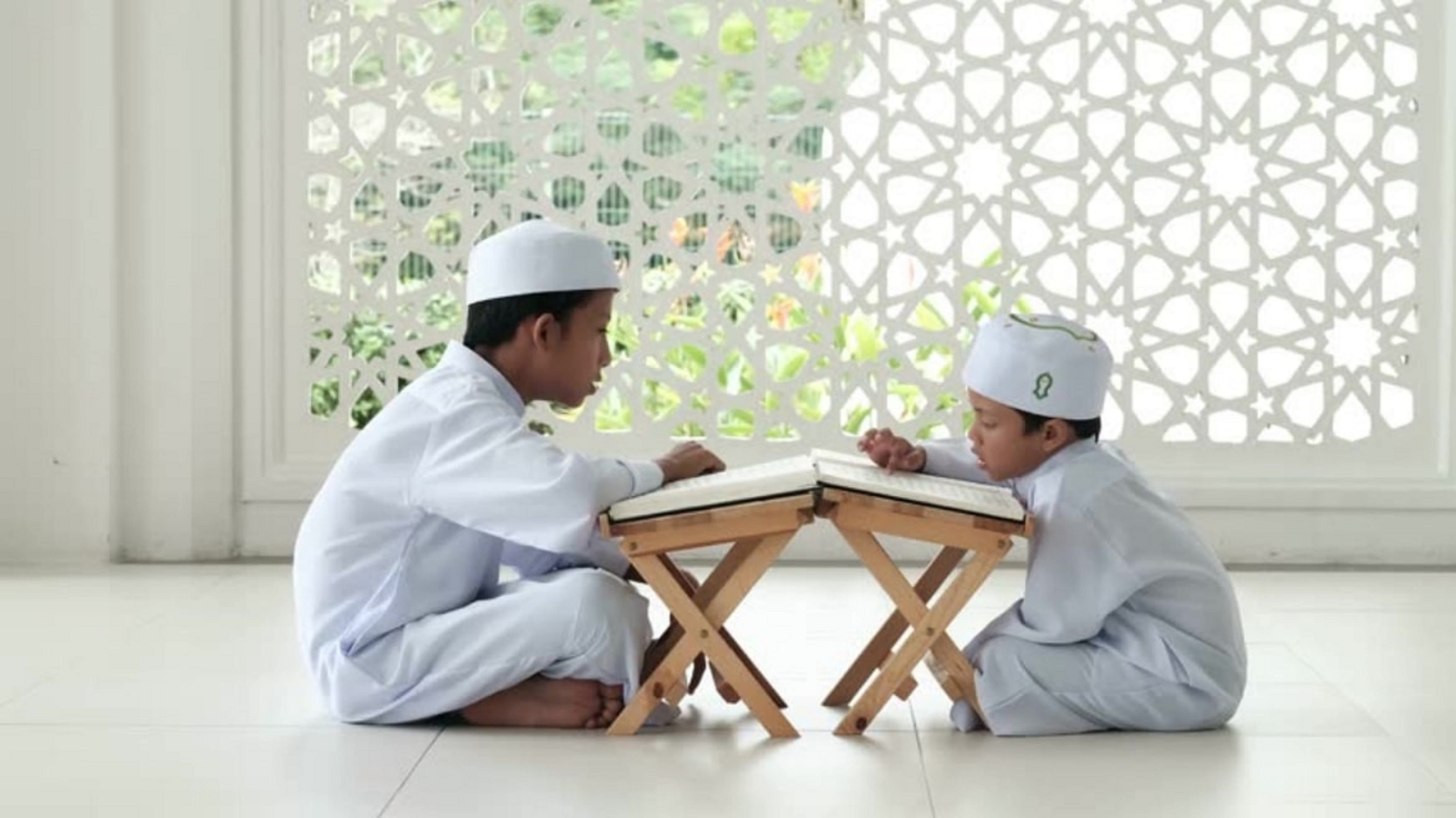 Sheikh Ali Al-Hudhaifi recites Surat Al-Fatiha (Surah 1).