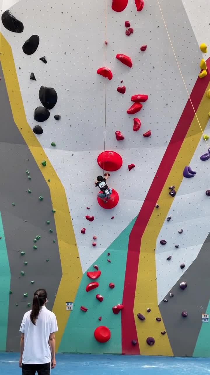 The champion of junior high school girls' rock climbing competition, 15 ...