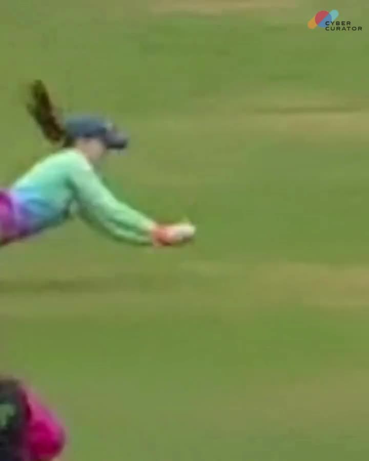 Spectacular Flying Catch in Women’s Cricket! 🏏💨