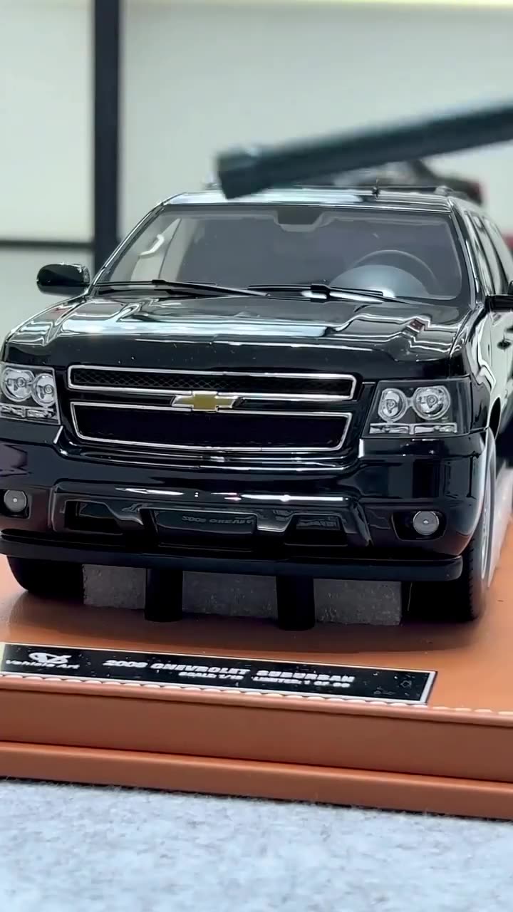 Unboxing this big guy - 1:18 Chevrolet Suburban Car Model