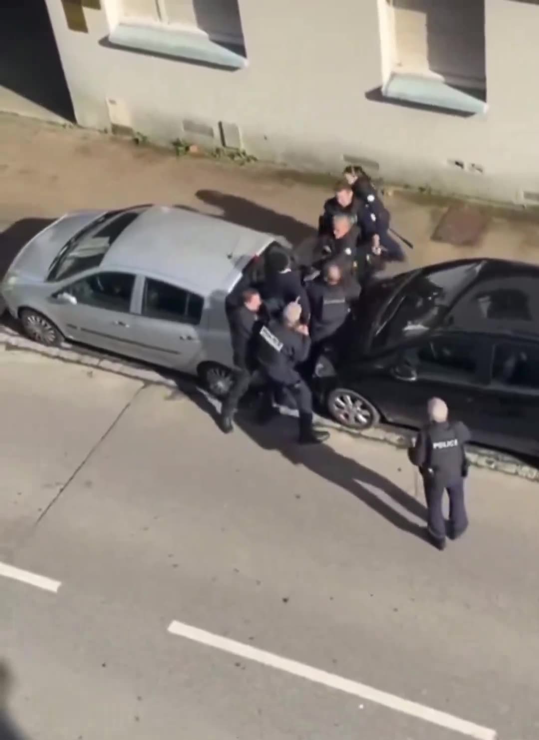 Usual suspect attacks French police with a saber. In Europe no one is safe