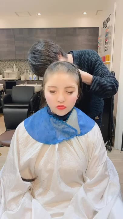 Japanese girl gets a buzzcut in a salon