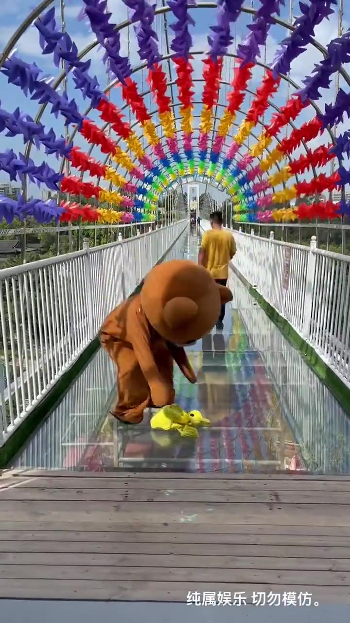 Funny short & glass bridge fear