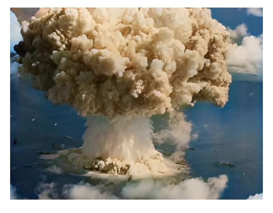 Underwater atomic bomb test "Baker" Bikini - Atoll 1946