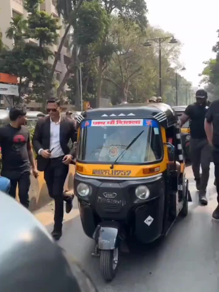 Logan Paul and KSI Riding in an Auto Rickshaw in Mumbai, India