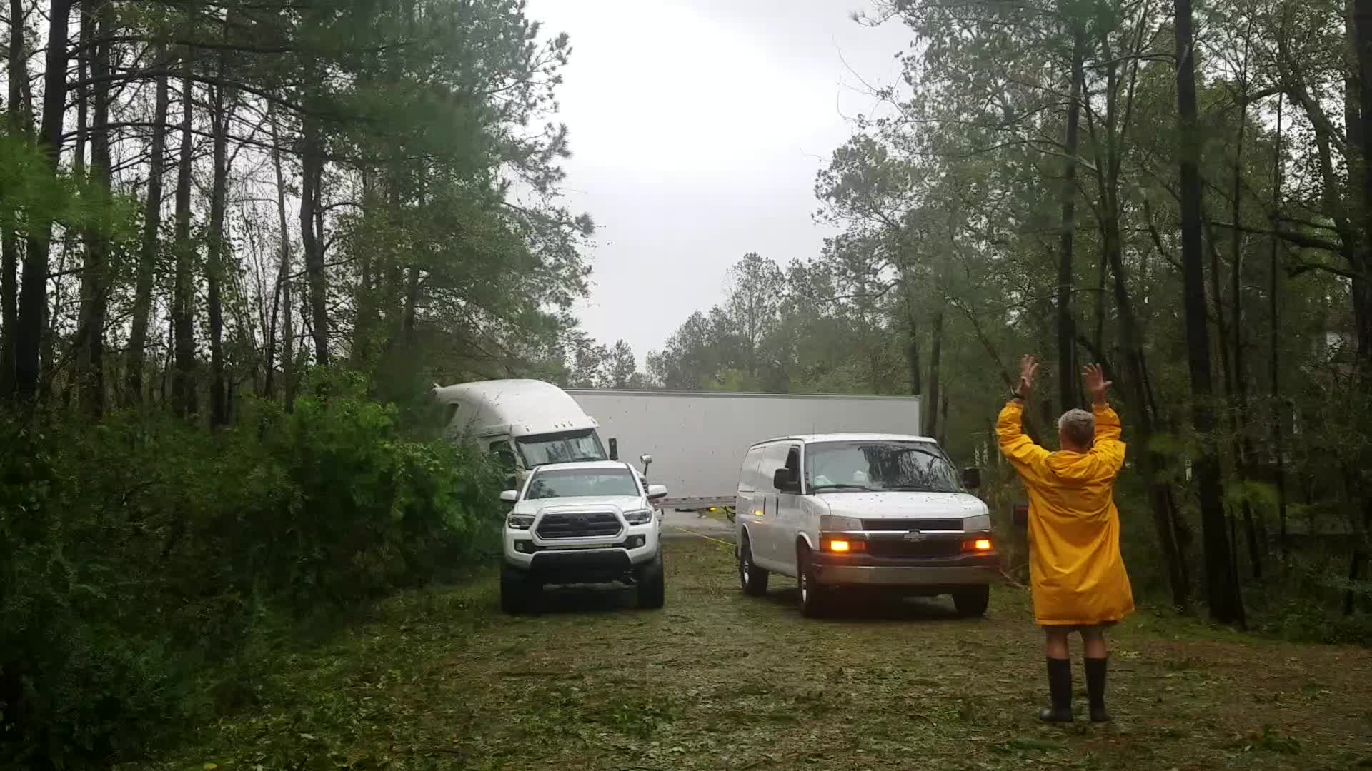 2 Vehicles Pull Semi-Truck Out of Ditch While Hurricane Florence ...
